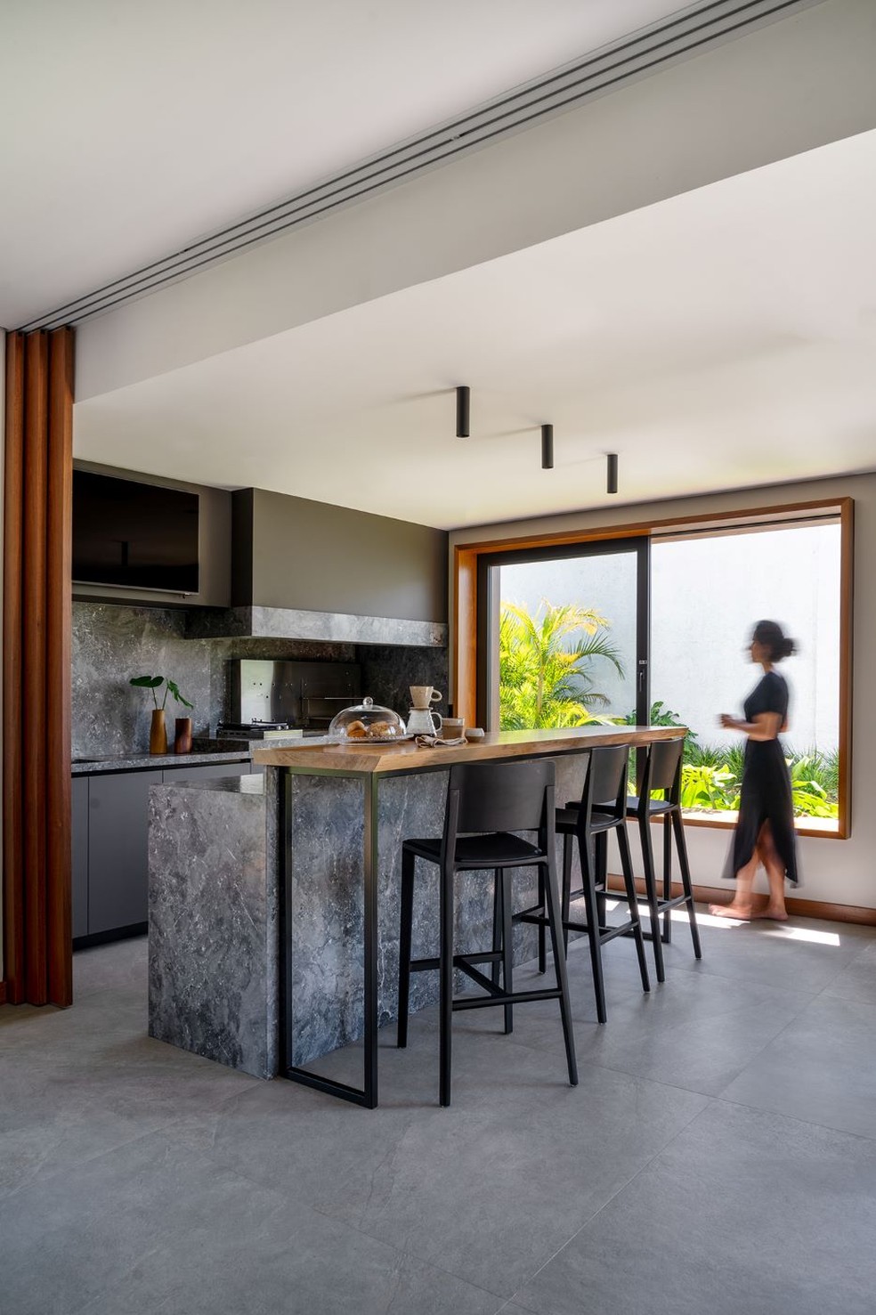 Projeto de casa propõe relação harmoniosa com a área externa