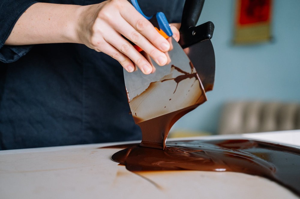 Como temperar chocolate e garantir brilho, crocância e sabor aos seus doces