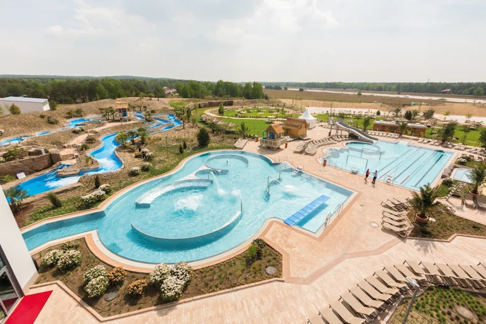 Maior parque aquático indoor do mundo fica em antigo hangar de aviões e ...