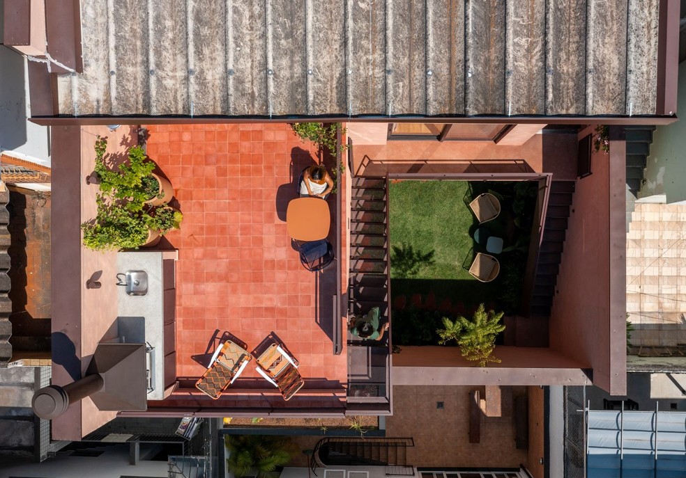 Casa de 340 m² e três níveis ganha tons quentes e solário para receber bem