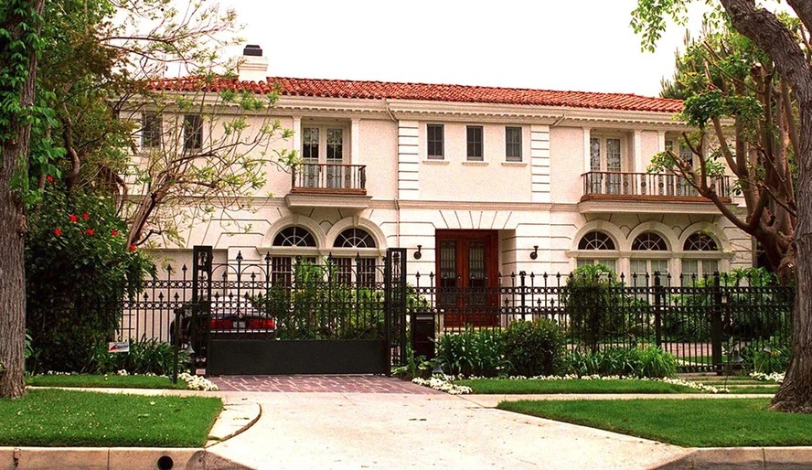 O que aconteceu com a casa dos irmãos Menendez após o assassinato dos pais?