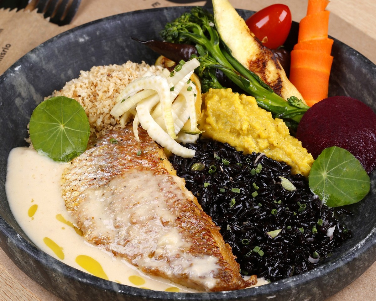 Peixe grelhado com purê de banana-da-terra, arroz negro e farofa