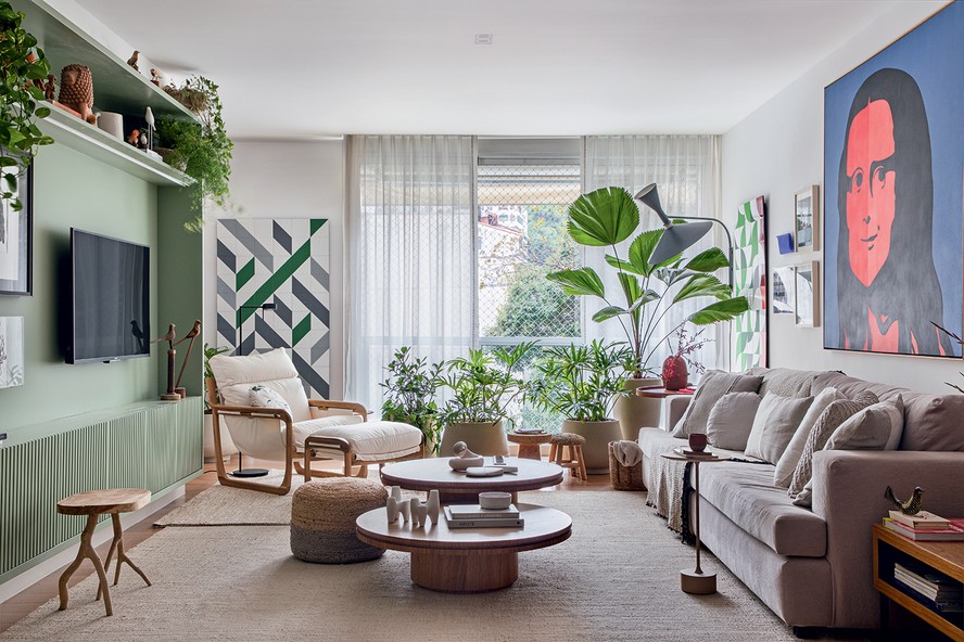 Natureza, arte e leveza marcam apartamento de 150 m² no RJ