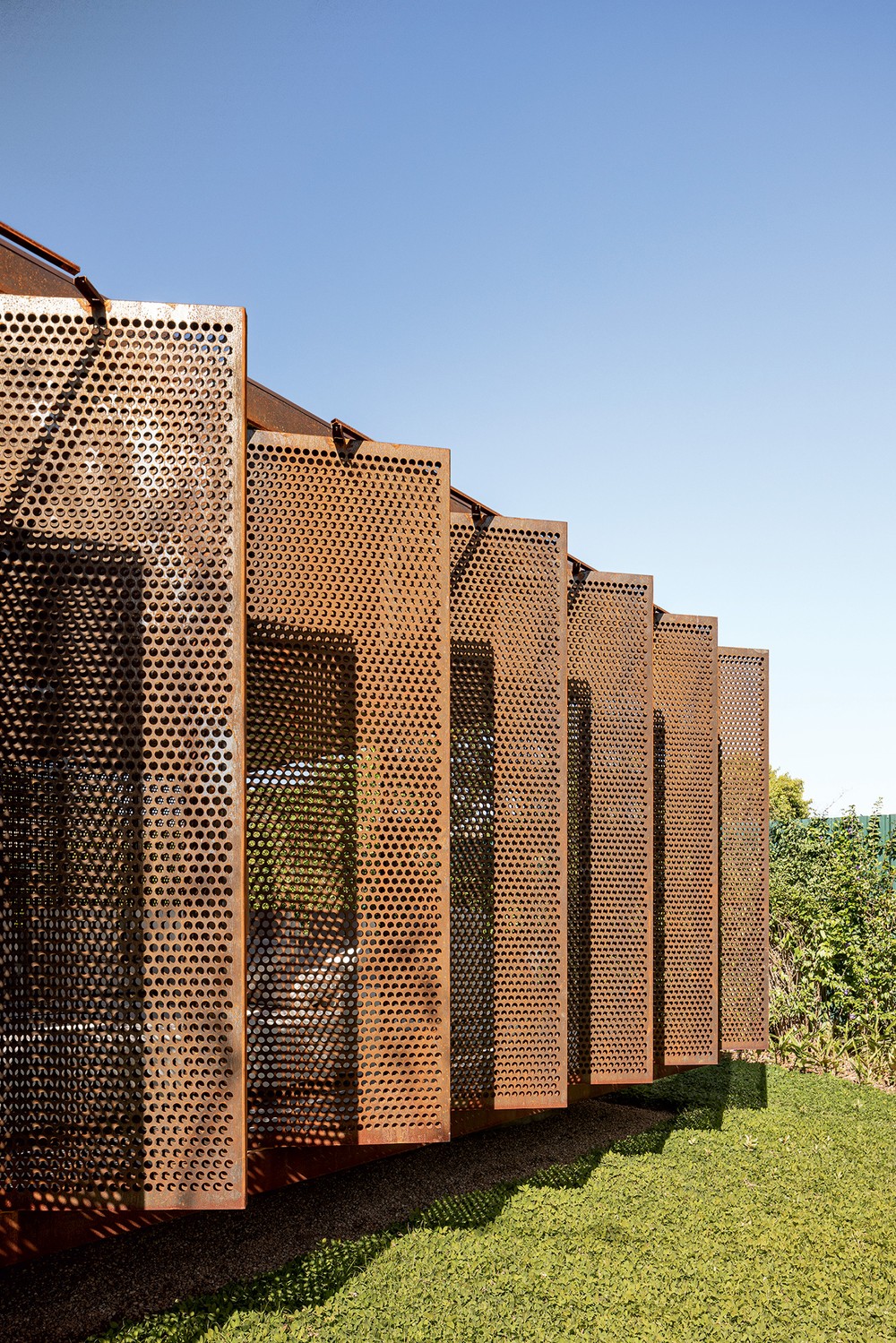 Pavilhão de 136 m² em área de lazer permite acomodar muitos convidados ...