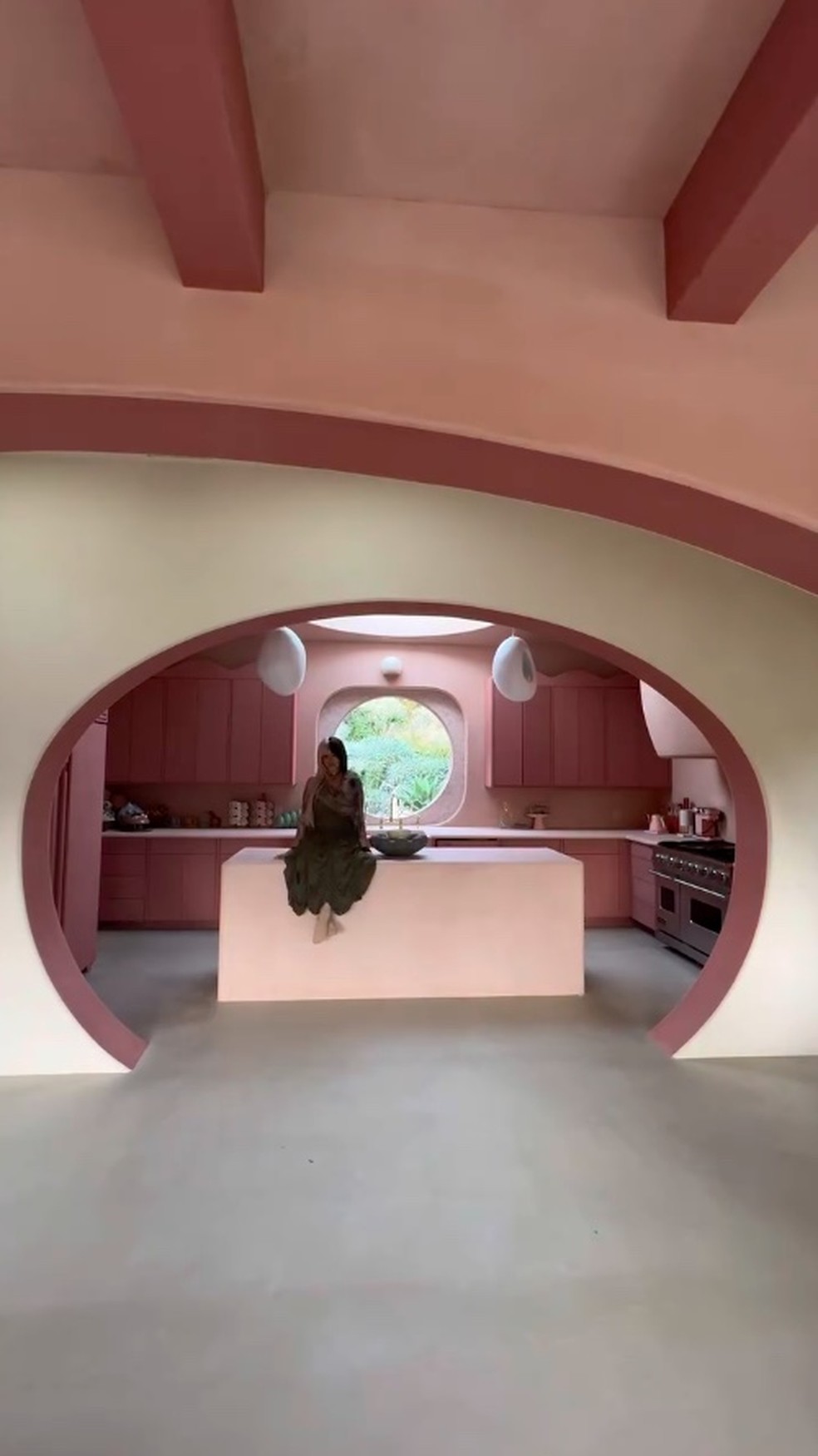 Melanie Martinez faz tour completo pela sua mansão com design orgânico ...