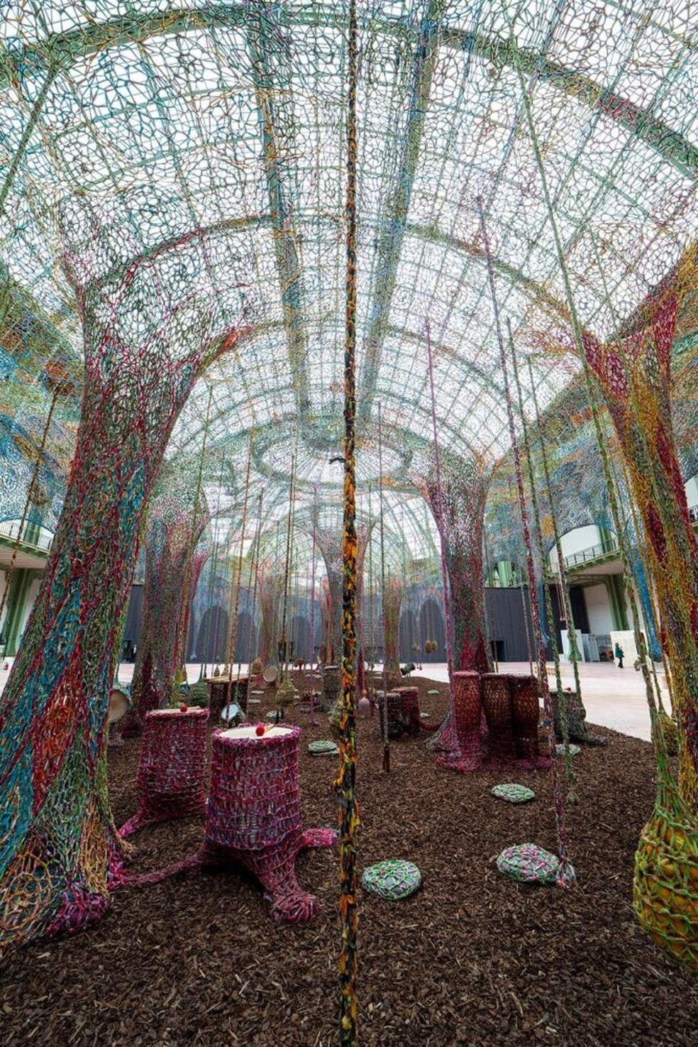 Artista brasileiro ocupa museu em Paris com instalação enorme tecida à ...