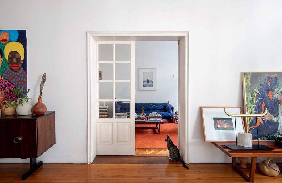 Casal garimpa e restaura peças vintage para decorar apartamento