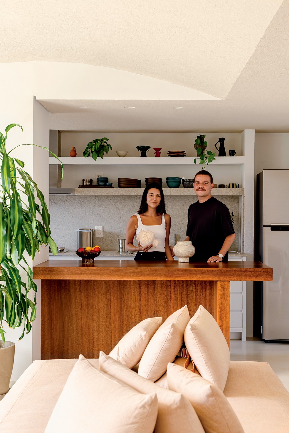 Luz e integração conduzem projeto de apartamento de 90 m² em Porto Alegre