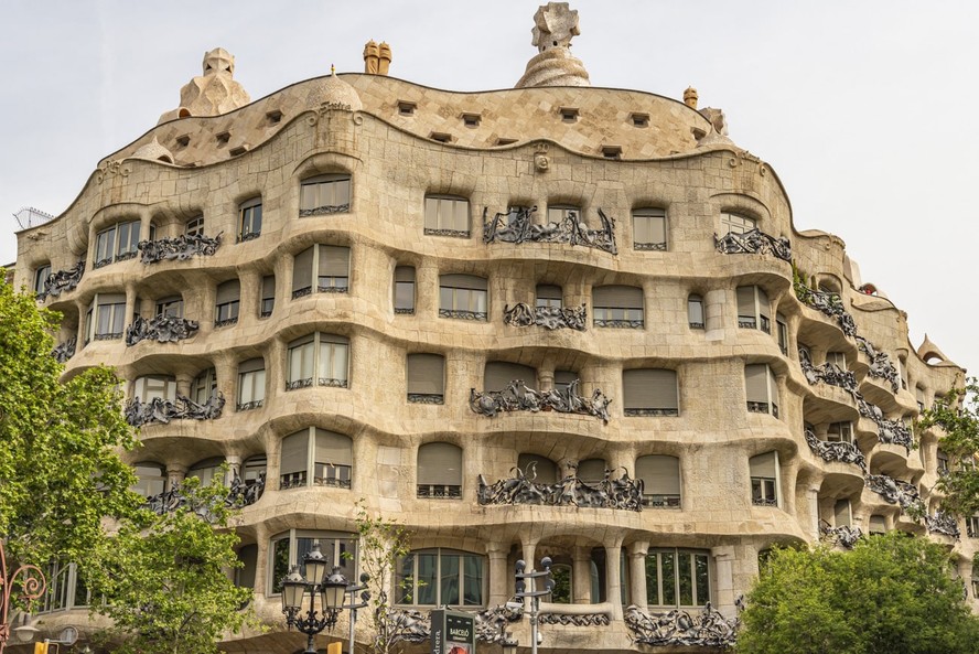 La Pedrera: conheça o edifício civil mais emblemático de Antoni Gaudí ...