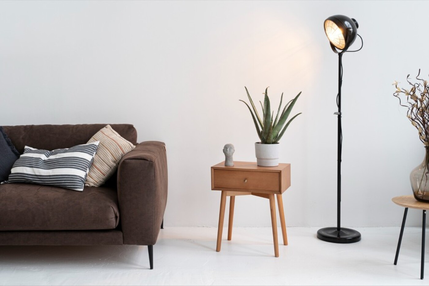 Abajur pé alto: 6 modelos para iluminar e decorar a sala
