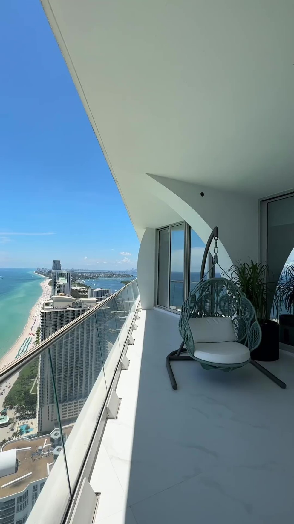 Ana Paula Siebert exibe vista de apartamento de frente para o mar em Miami