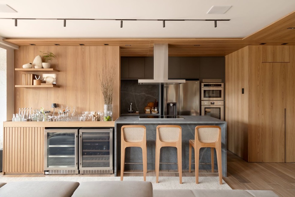 Madeira, pedra e cinza definem apartamento de 96 m² feito para morador ...