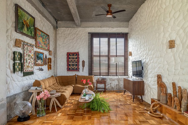 Casa de 500 m² em Pernambuco reúne arte, cores vibrantes e peças herdadas