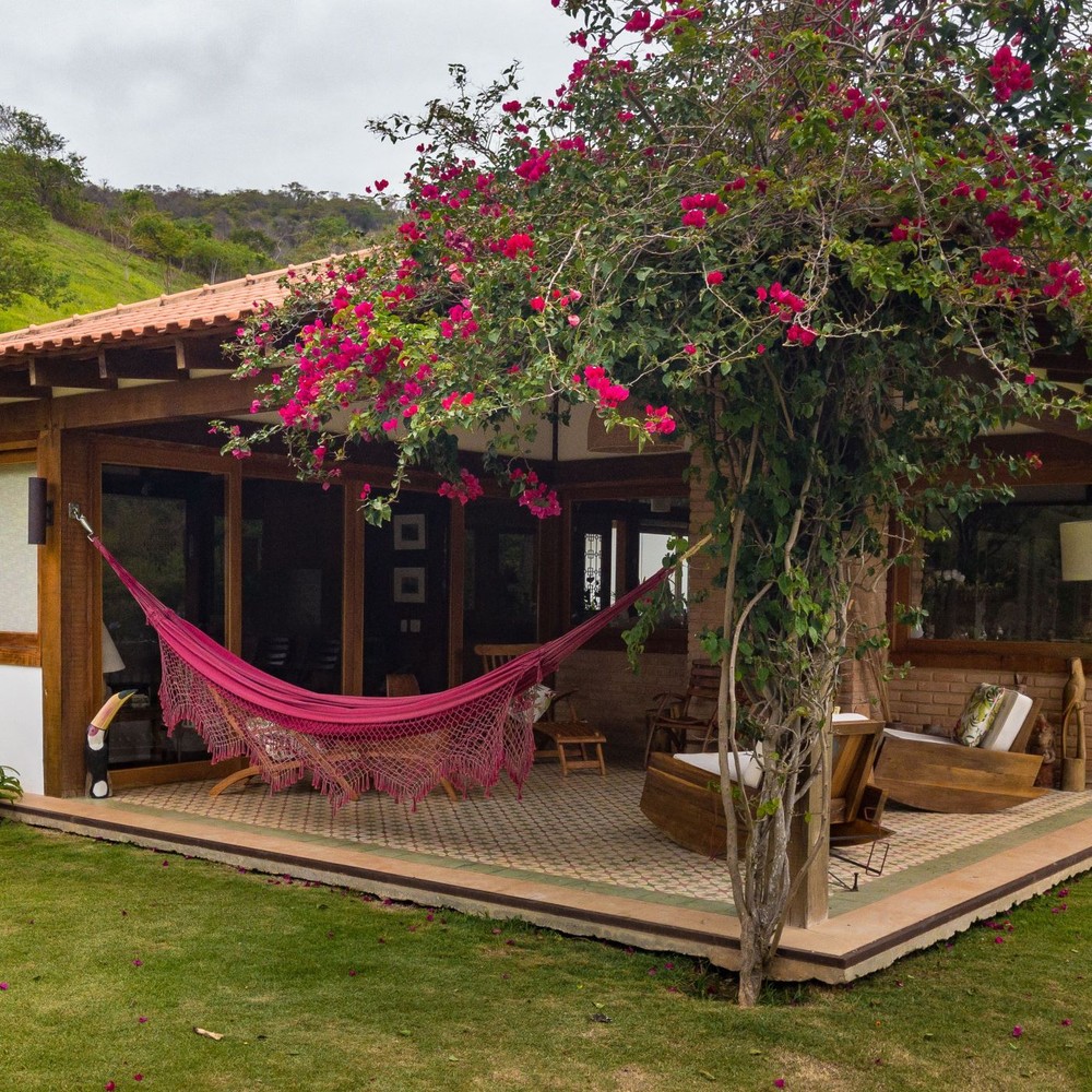 Casa de campo tem estrutura de madeira e vidro que deixa o verde entrar!