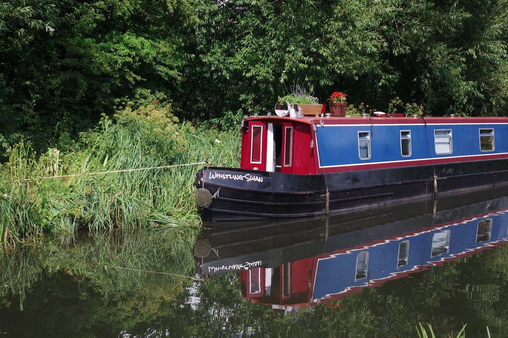 Casal naturalista do Reino Unido transforma barco em "hotel para ...