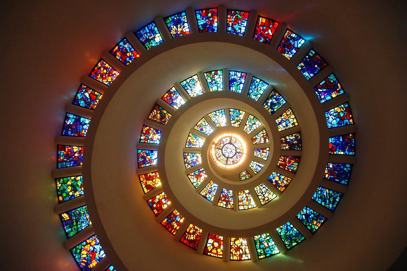 Capela ecumênica dedicada ao Thanksgiving tem teto espiral coberto de vitrais