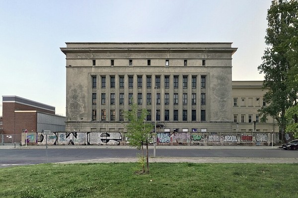 Berghain: conheça o projeto arquitetônico do imponente clube techno em ...