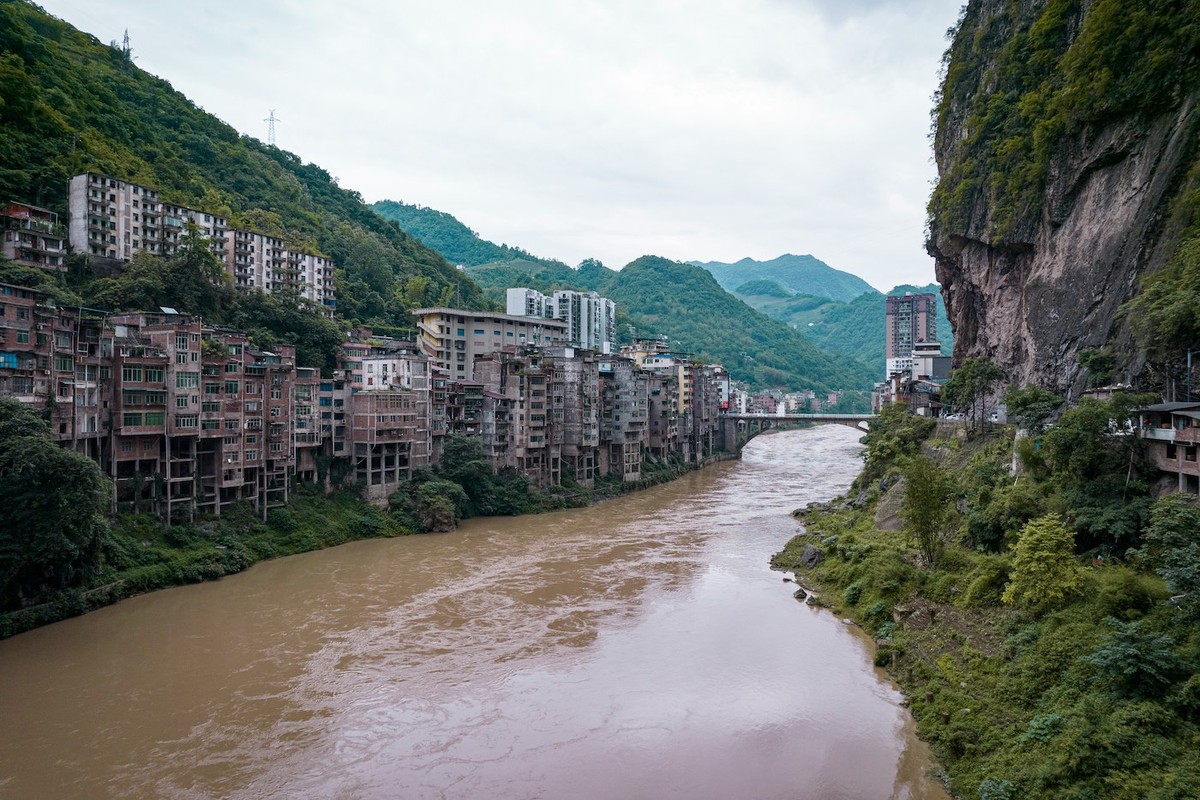 Cidade mais estreita do mundo abriga 400 mil pessoas 'espremidas' em um ...