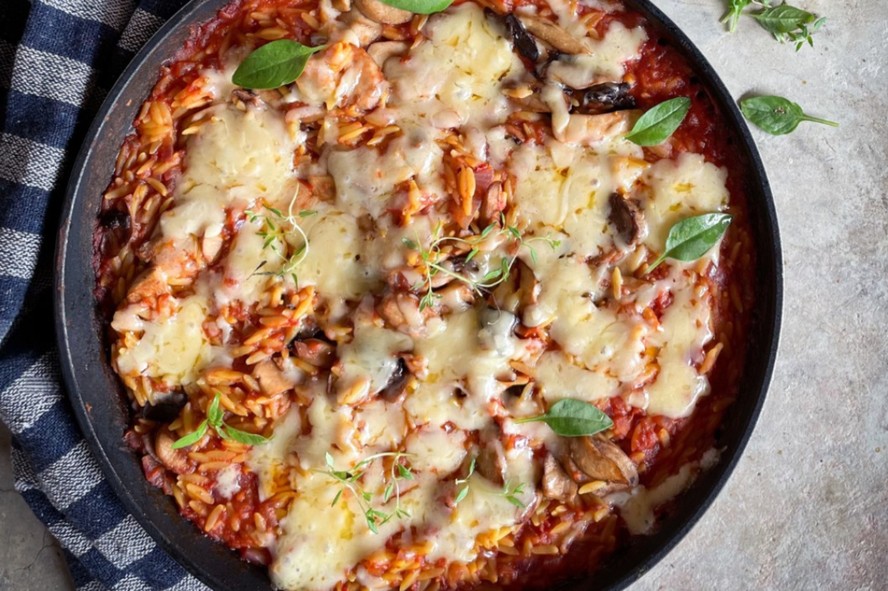 Receita de risoni com cogumelo, tomate e muçarela gratinada ...