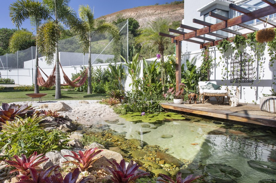Jardim com lago artificial promove interação com a natureza ...