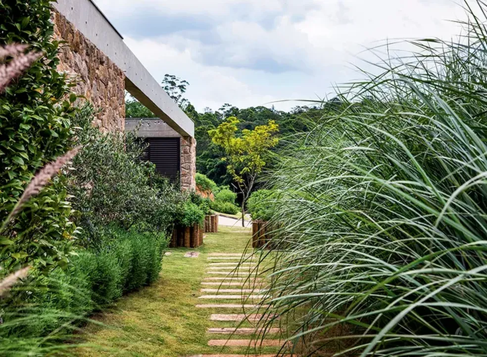 20 ideias para compor com charme o corredor externo de casa | Decoração ...