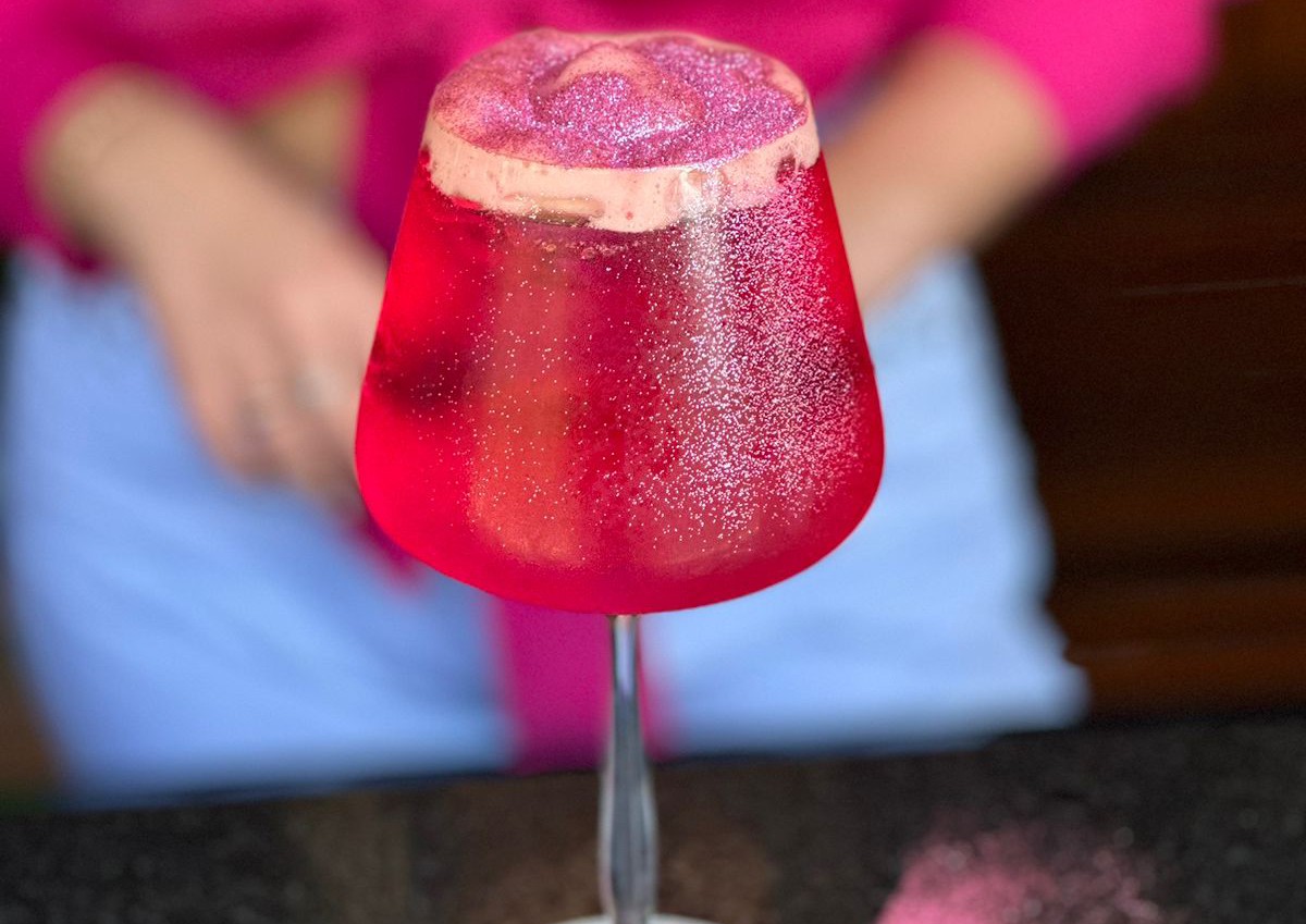 Como fazer drinque de gin, licor de cassis e glitter comestível ...