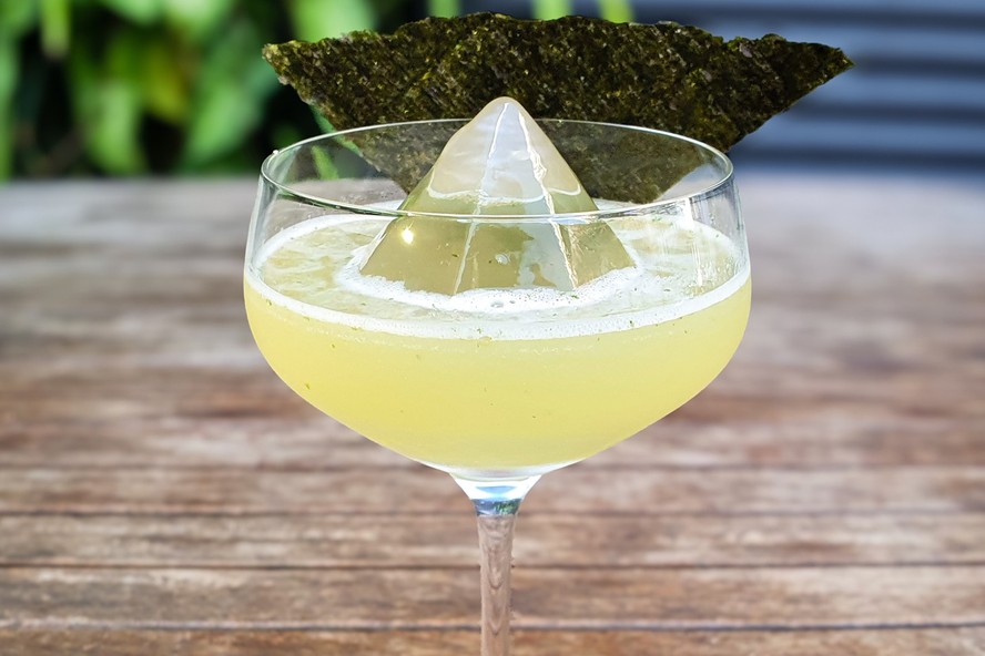 Como fazer drinque de purê de yuzu com gin, saquê e hortelã
