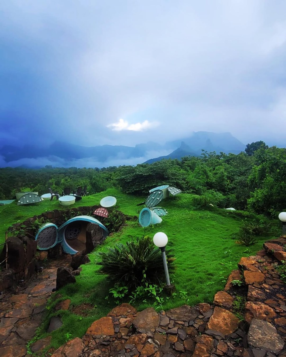 Hospede-se em uma casa de hobbit camuflada nas colinas da Índia