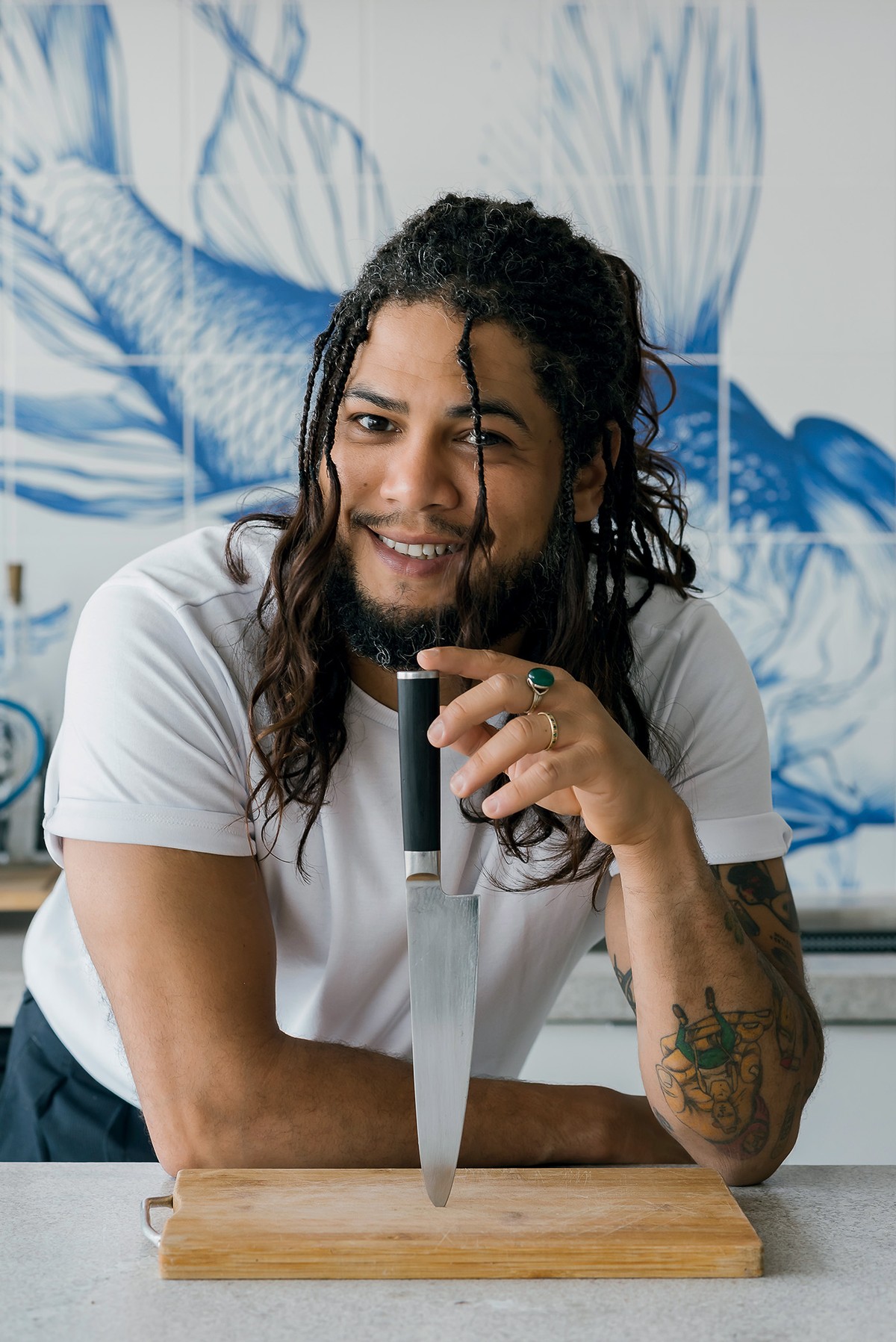 O chef Rodrigo Freire, do restaurante Preto Cozinha, mostra sua peça ...