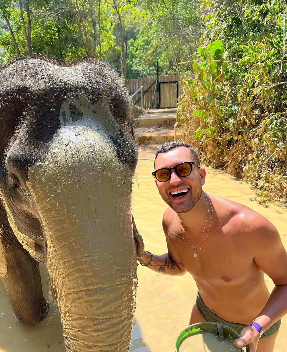 Aretuza Lovi toma banho com elefantes em viagem pela Tailândia e se ...