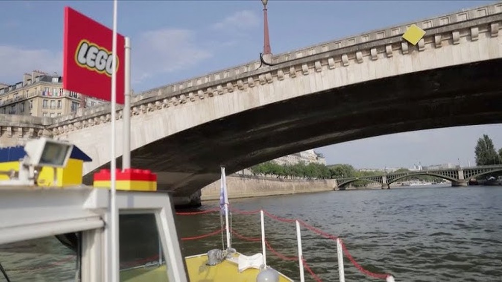 Durante as Olimpíadas, barco feito parcialmente de Lego leva turistas a ...