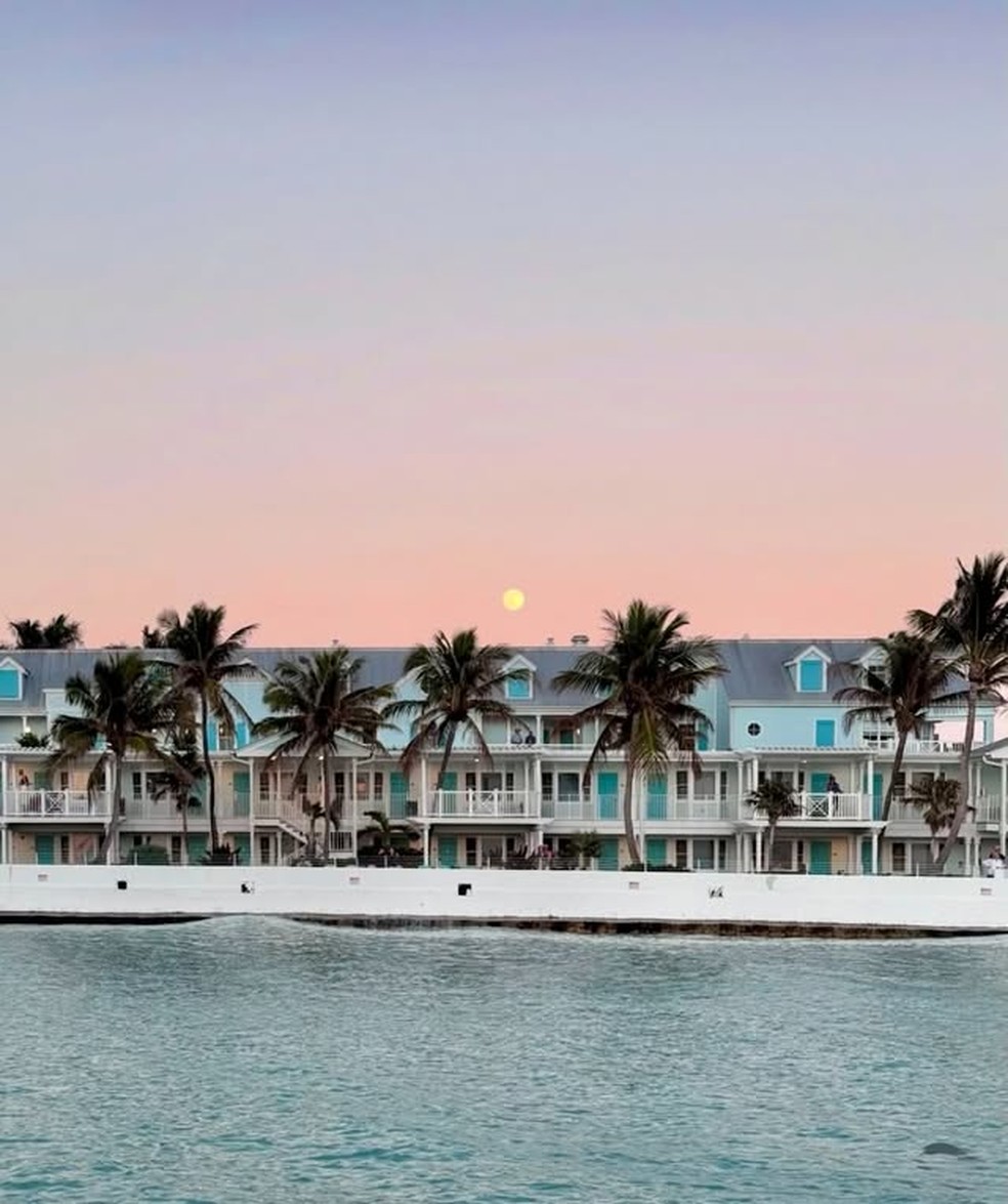 Hotel em Key West, nos EUA, evidencia charme costeiro e águas na cor ...