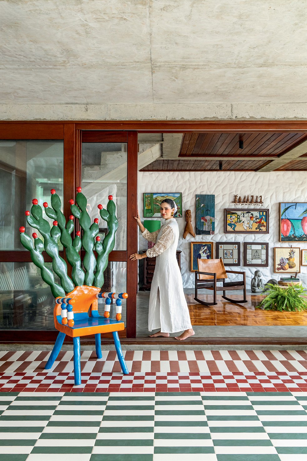 Casa de 500 m² em Pernambuco reúne arte, cores vibrantes e peças herdadas