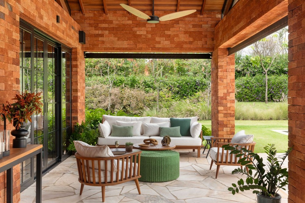 Casa de campo ganha anexo de lazer para família aproveitar o jardim com ...