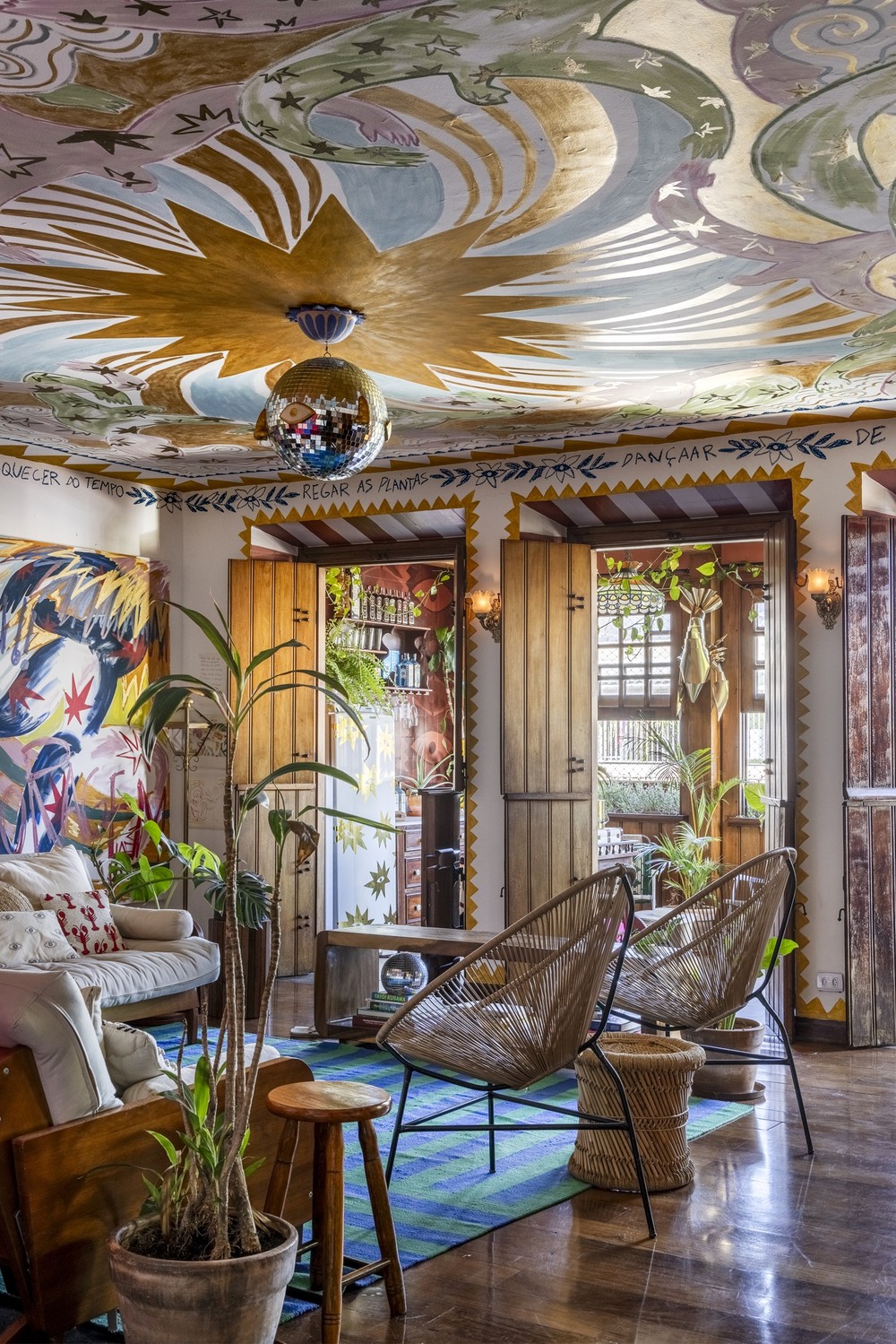 Cores e maximalismo marcam o apartamento do artista João Incerti no RJ ...