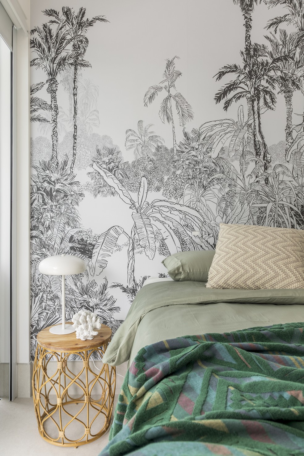Apartamento na praia tem estilo tropical para conferir aconchego