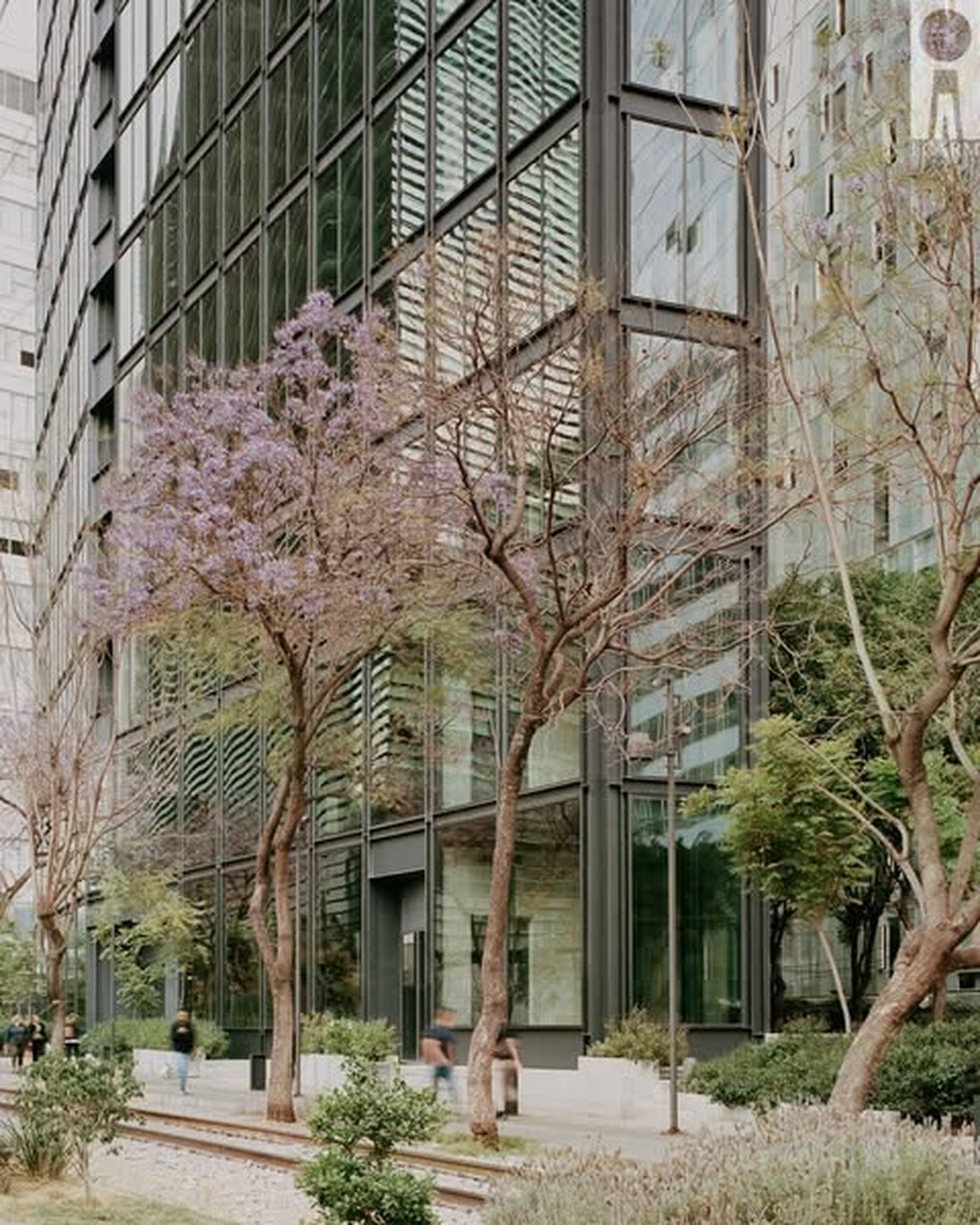 Prédio desafia terreno estreito e uma linha férrea com soluções ...