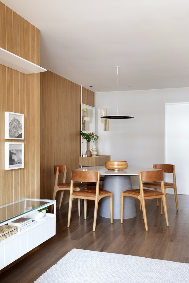 Tons naturais e mix de materiais evocam atmosfera serena em apartamento