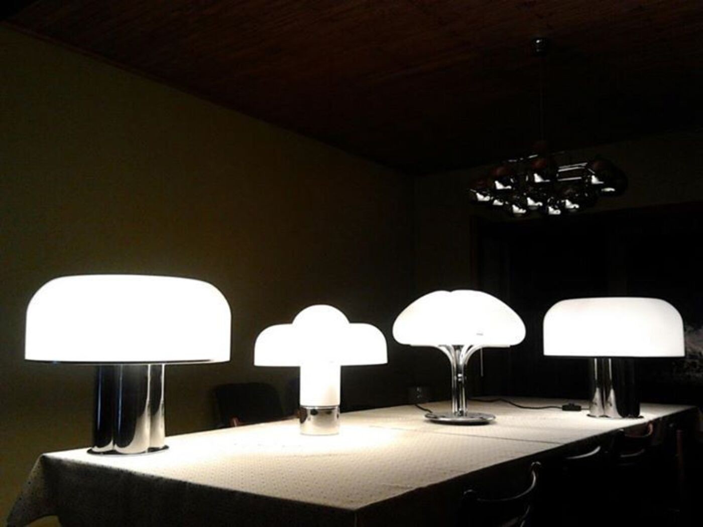 Conheça a história das luminárias vintage da marca italiana Harvey Guzzini