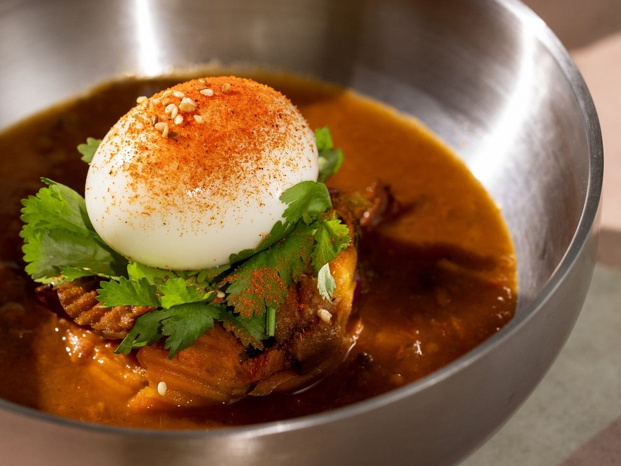 Saloona com homus: como fazer o cozido típico da península arábica ...