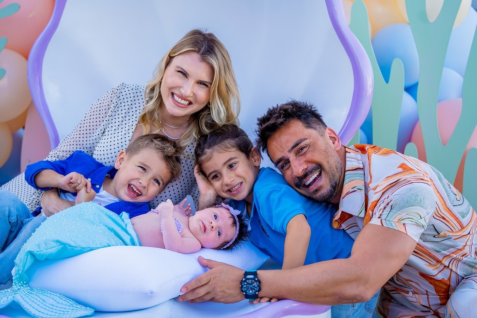 Júlio Rocha e Karoline Kleine celebram aniversário do filho com festão no quintal de casa ...