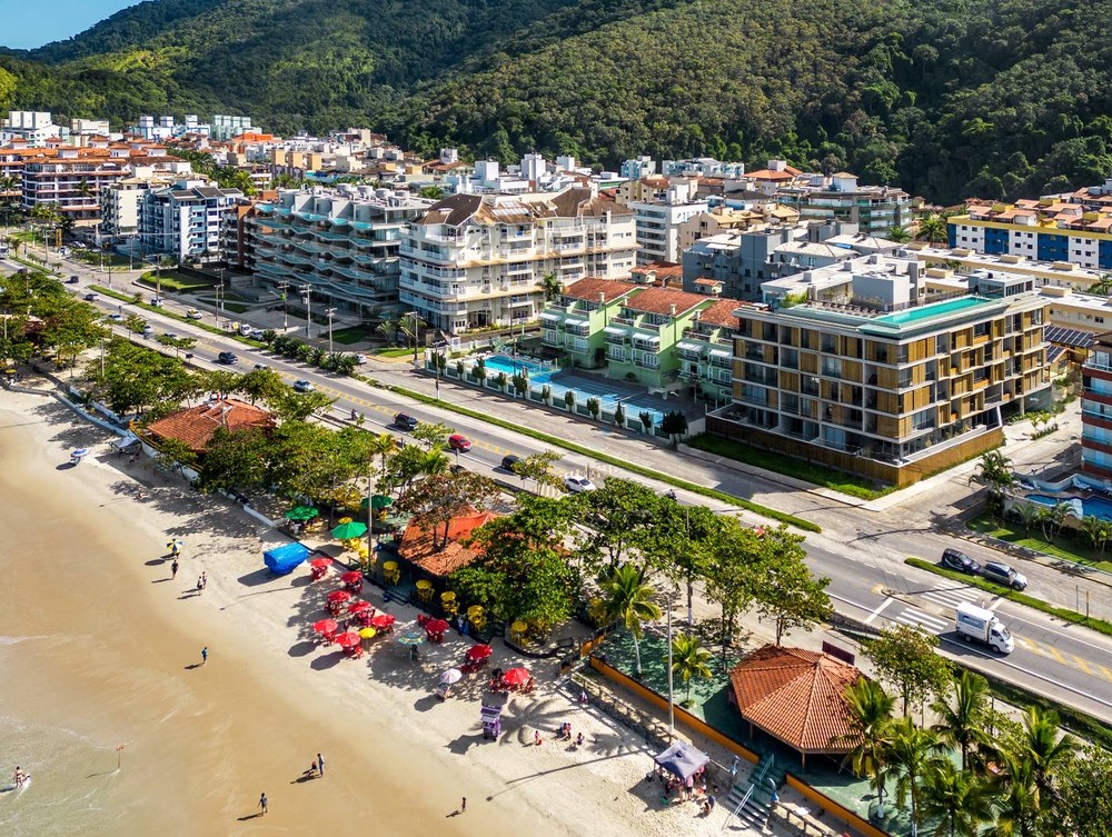 Bambu e cobre dão identidade a edifício residencial em Ubatuba | Imóveis | Casa e Jardim