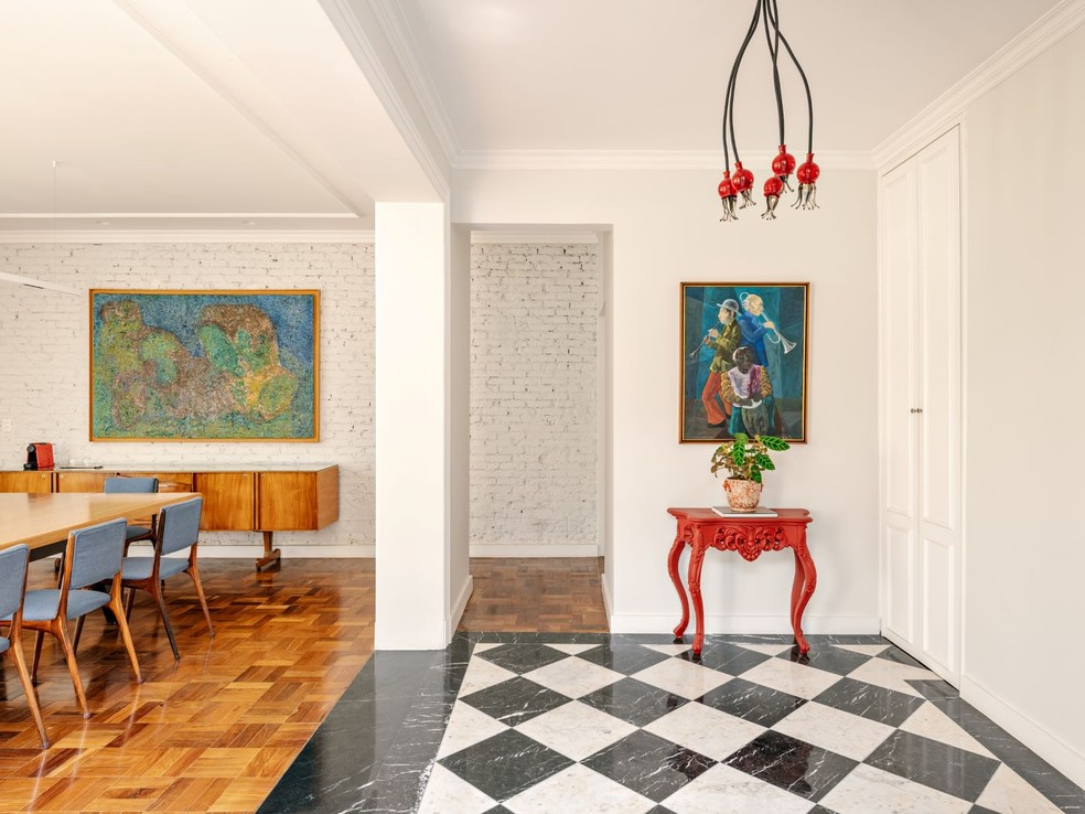 O antigo e o novo se encontram em projeto de reforma de casa dos anos 1970