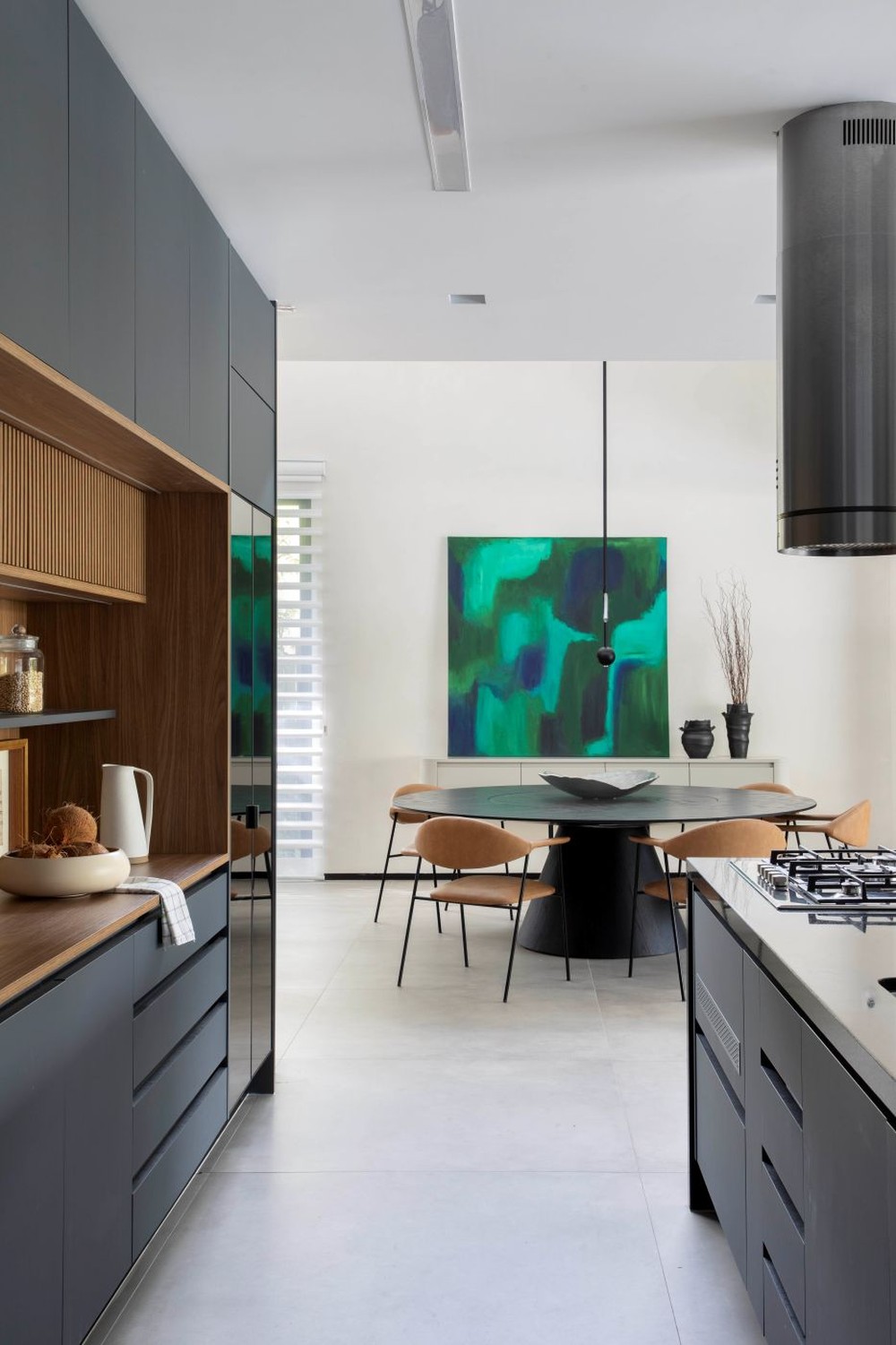 Luz natural, design brasileiro e marcenaria valorizam o convívio em ...