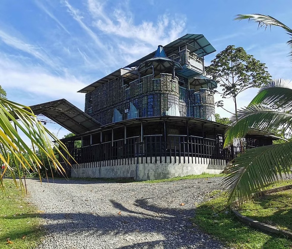 Homem ergue castelo com 40 mil garrafas plásticas retiradas de praias ...