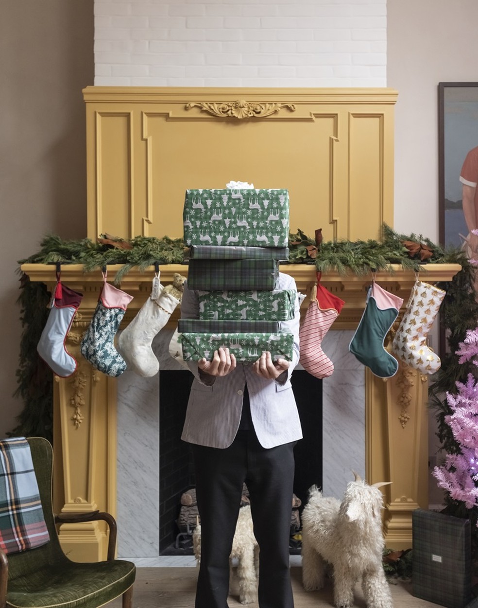 Robert e Cortney Novogratz exibem decoração de Natal com árvore rosa em ...