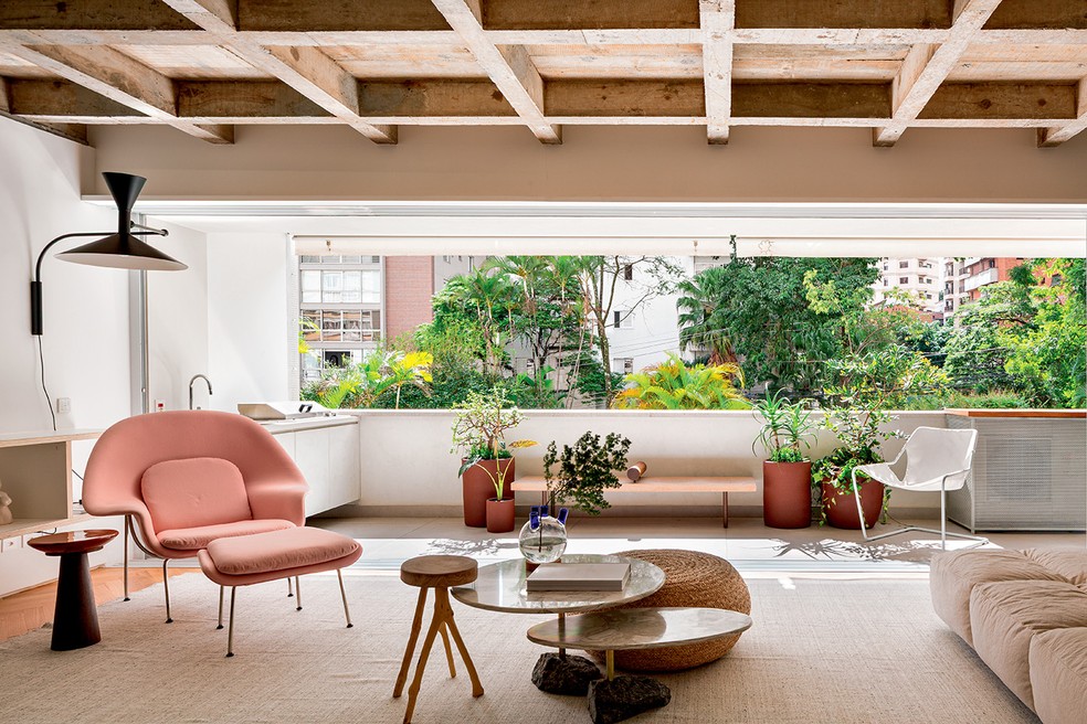 Reforma destaca laje nervurada de concreto aparente em apartamento ...