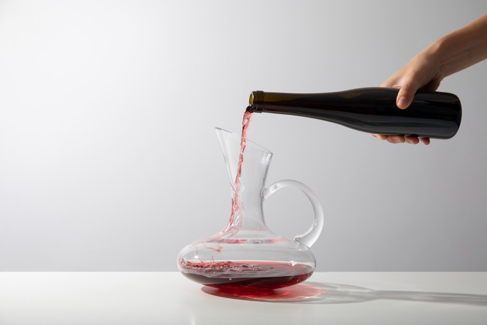 Decanter: o que é e qual sua função no universo do vinho