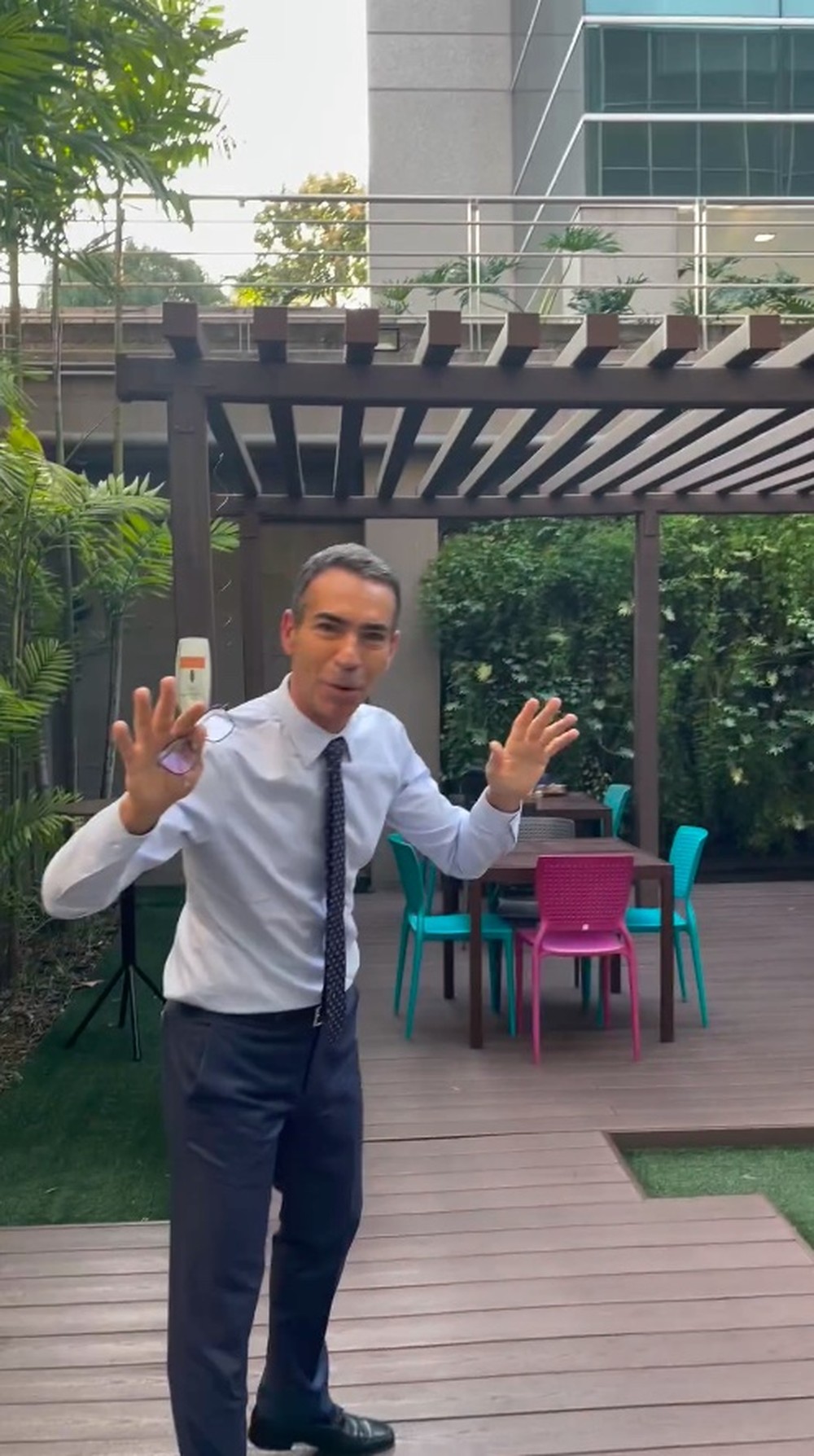 César Tralli viraliza ao mostrar refeitório ao ar livre onde come a sua ...