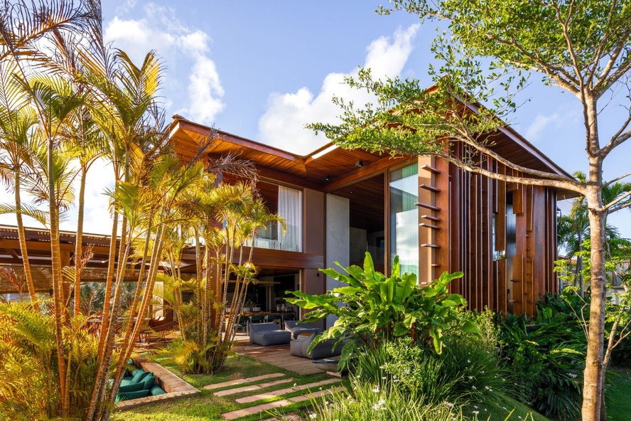 Estilo tropical-contemporâneo de casa na Bahia cria clima de resort